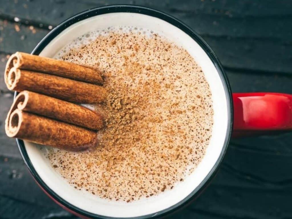 Café con canela: beneficios, preparación y recetas para disfrutar