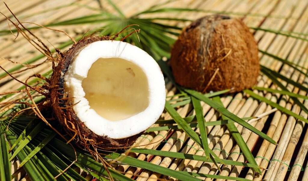 Coco natural: una fruta tropical deliciosa y saludable